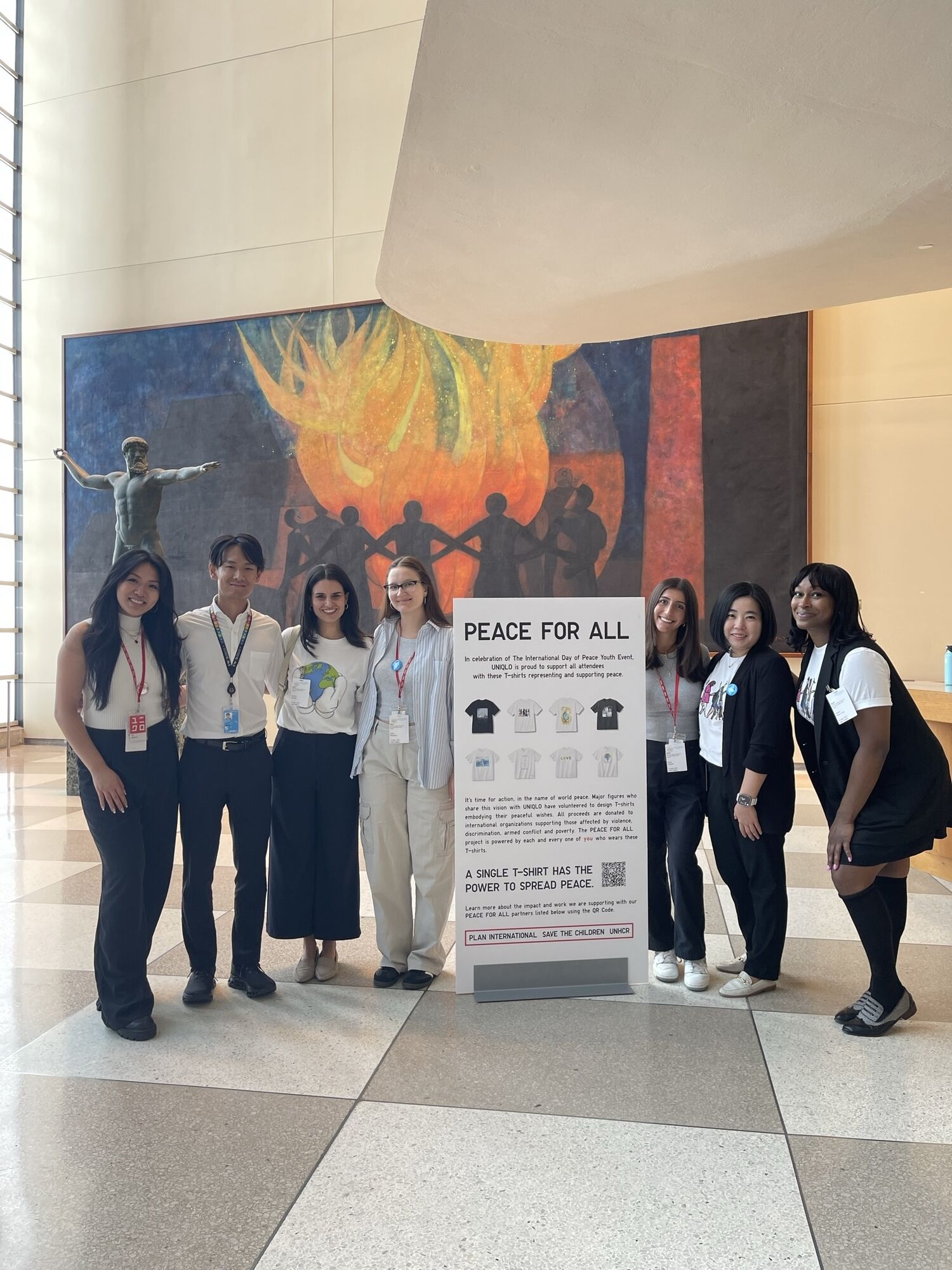 UNIQLO USA team distributes PEACE FOR ALL t-shirts at United Nations ...